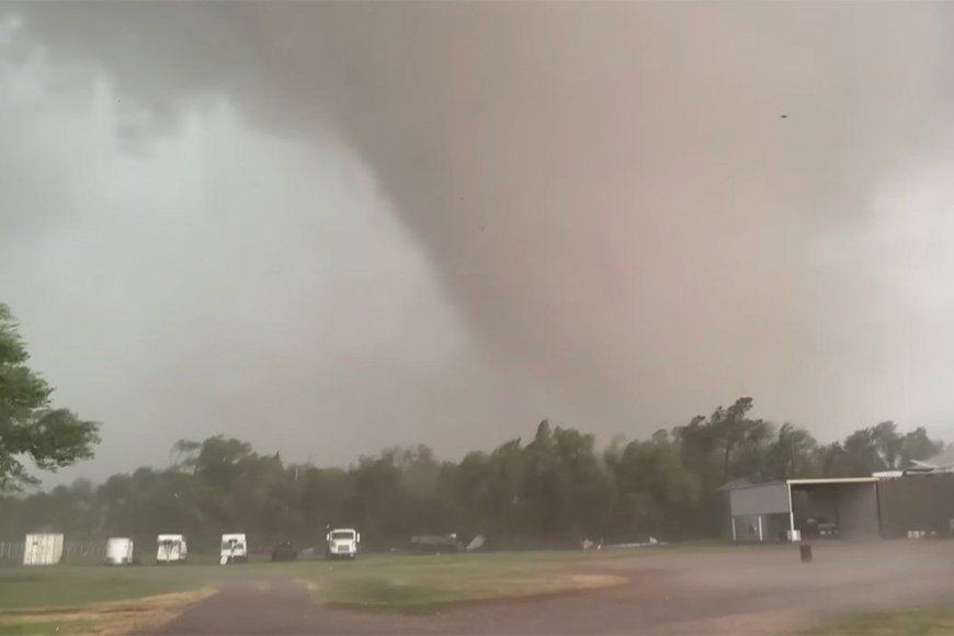 Unbelievably Scary Video of Deadly Tornado by Storm Chaser in Oklahoma ...